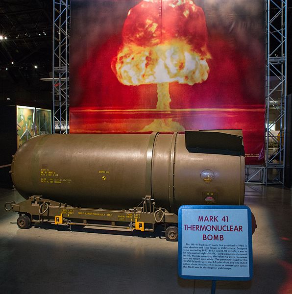 75 Jahre Atomwaffen (5): Superbombe gegen Dampfwalze | woxx