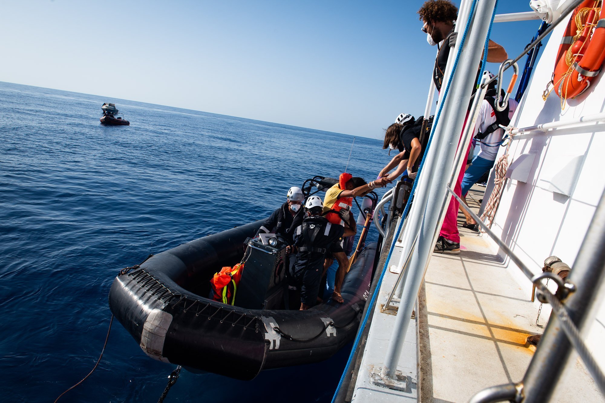 Seenotrettungsschiff Sea-Watch-4 rettet 104 Migrant*innen innerhalb von ...